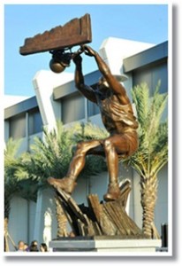 LSU Finally Unveils 900lb Bronze Statue of Shaq